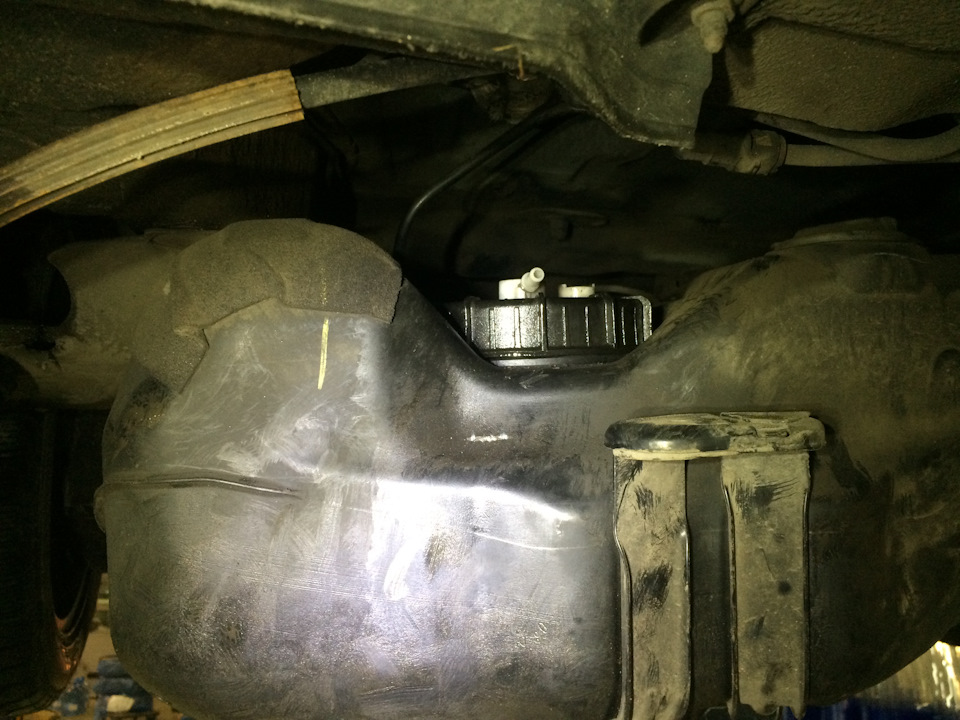 Замена топливного фильтра — Mazda 3 (1G) BK, 2 л, 2007 года | плановое ...