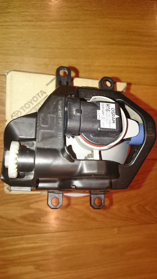 Птф левая Toyota Lexus в сборе с галогенной лампой на Lexus RX (3G). Б ...