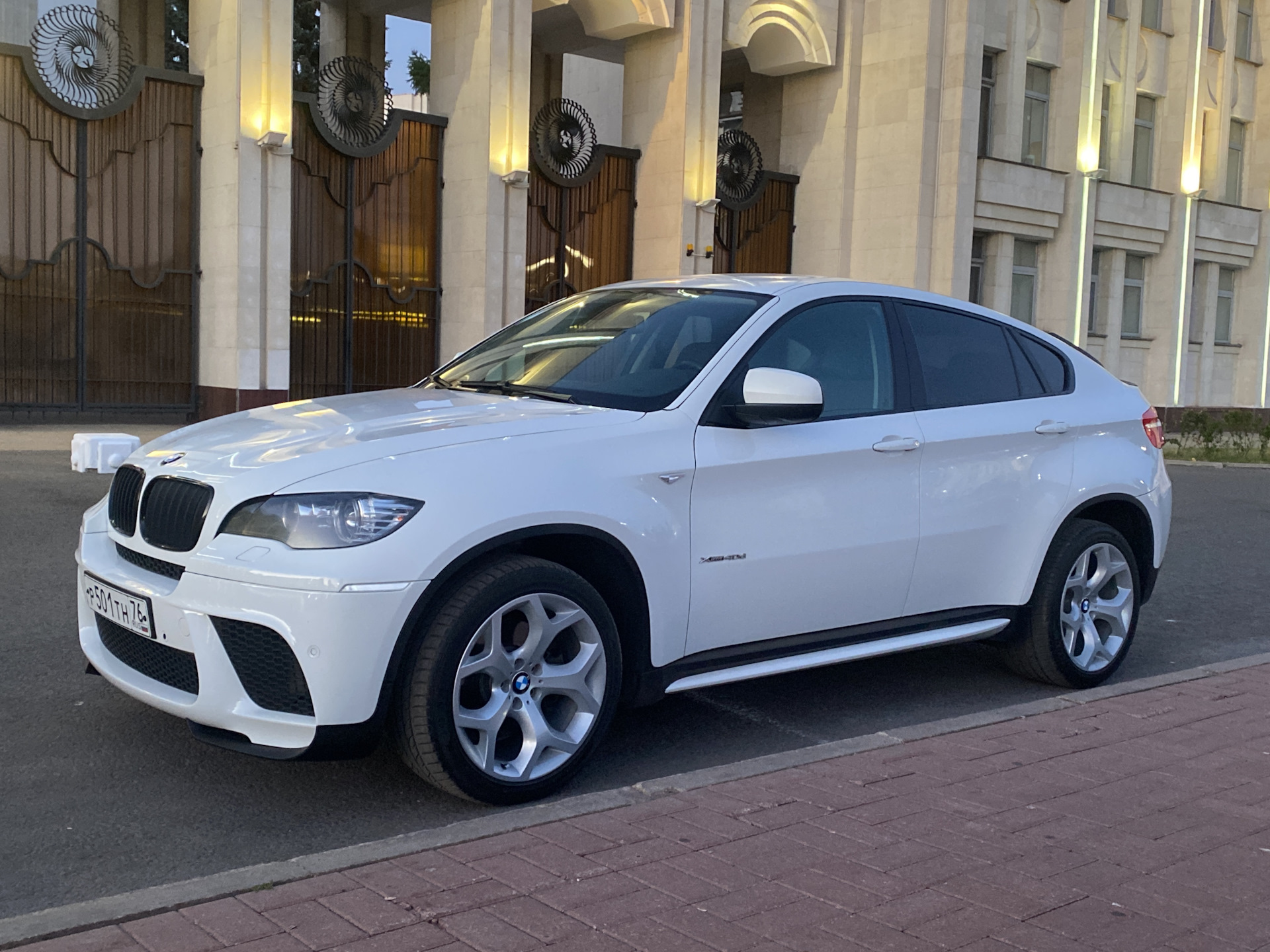 Установка порогов Performance — Bmw X6 (e71 E72), 3 л, 2011 года 