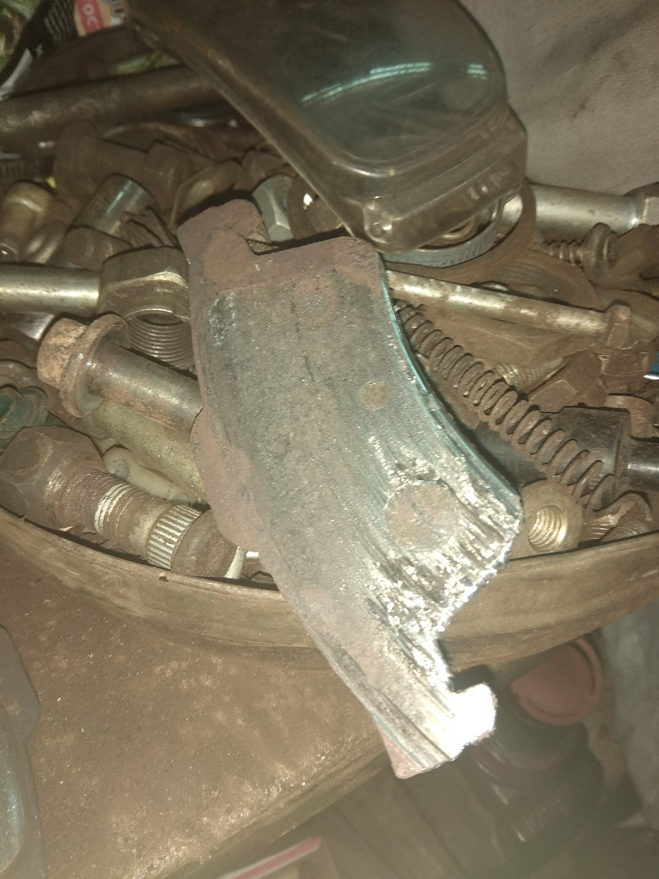 Замена задних колодок и тормозных дисков — Volvo V50, 2,4 л, 2006 года ...