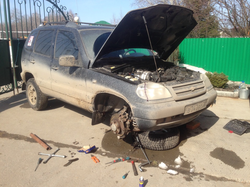 Замена передних колодок, чистка ДМРВ — Chevrolet Niva, 1,7 л, 2007 года ...