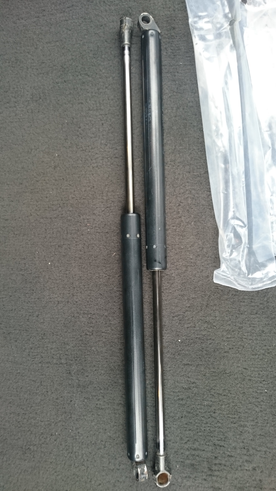 Поменял газовые упоры на багажник. — Mercedes-Benz S-Class (W220), 3,2 ...