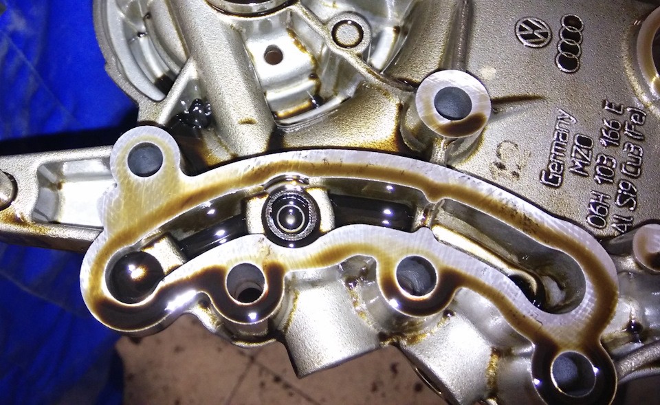 06H103166E Опорный кронштейн распредвалов Устанавливалась на моторы ...