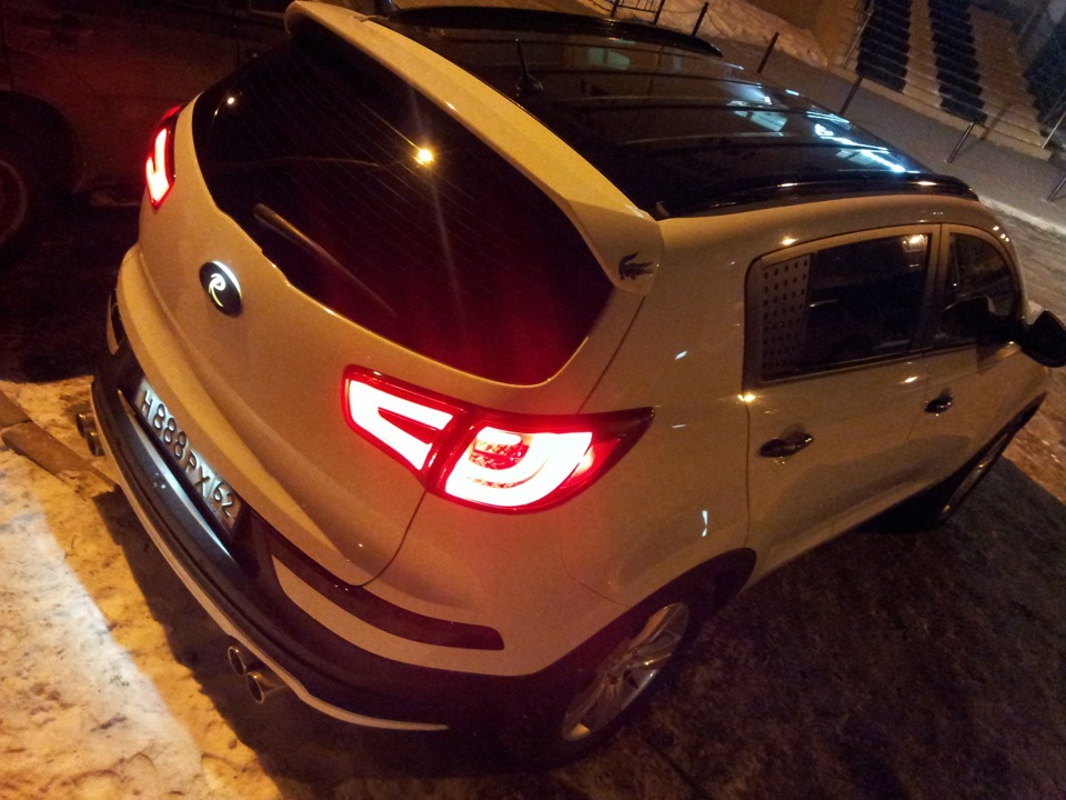 Шильдик "отгорел своё" — KIA Sportage (3G), 2 л, 2010 года ...