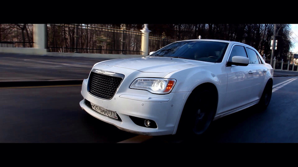 Мощный Chrysler SRT8 2016, 530 h/p И рядом Dodge Charger SRT8 — DRIVE2