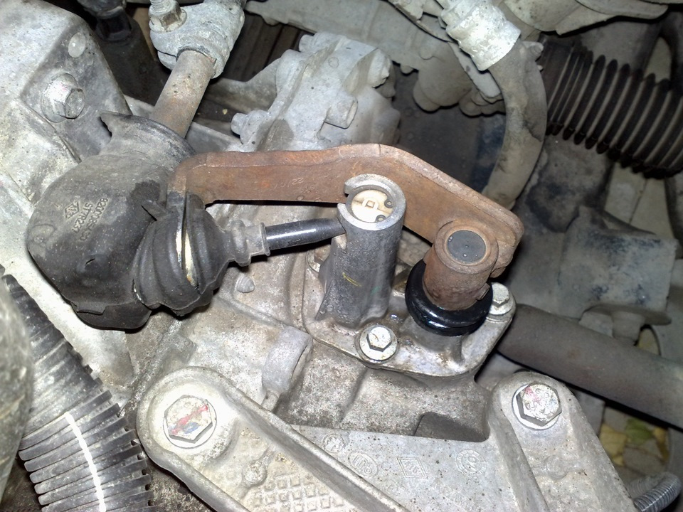 Люфт кулисы МКПП продолжение — Renault Sandero 1G, 1,4 л, 2012 года ...