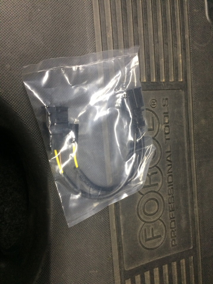 4B0971832 Корпус плоского разъёма с фиксатором контактов ( Состоит из ...