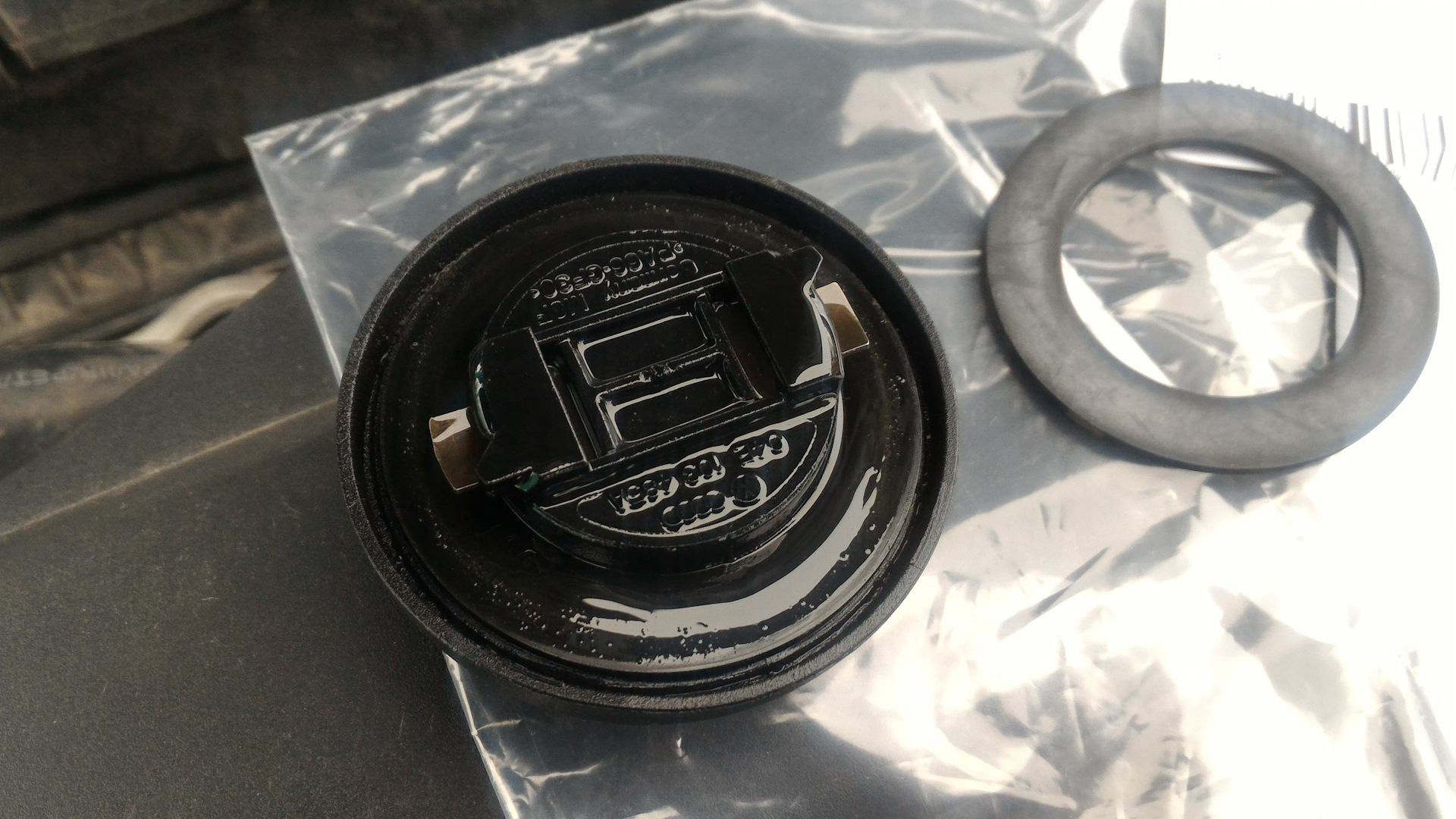 Заменил прокладку крышки маслозаливной горловины — Volkswagen Golf Mk7 ...