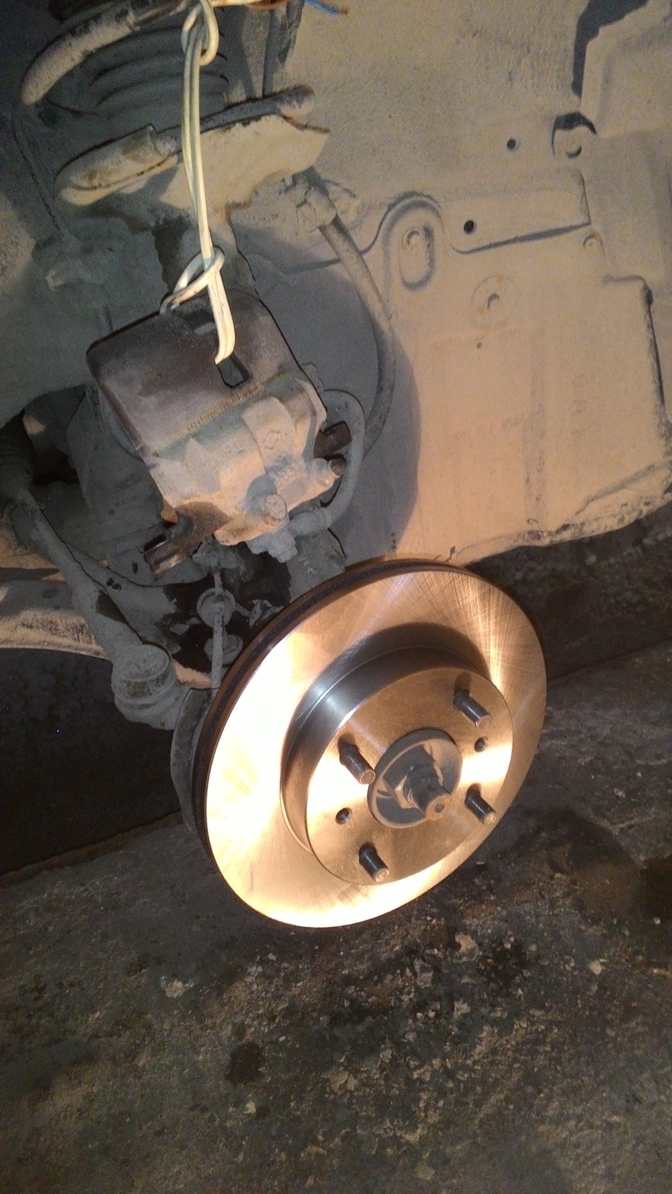 замена тормозных дисков и колодок — Nissan Wingroad (Y11), 1,8 л, 1999 ...