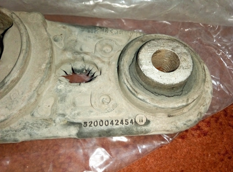 8200042454 Опора двигателя/кпп RENAULT | Запчасти на DRIVE2