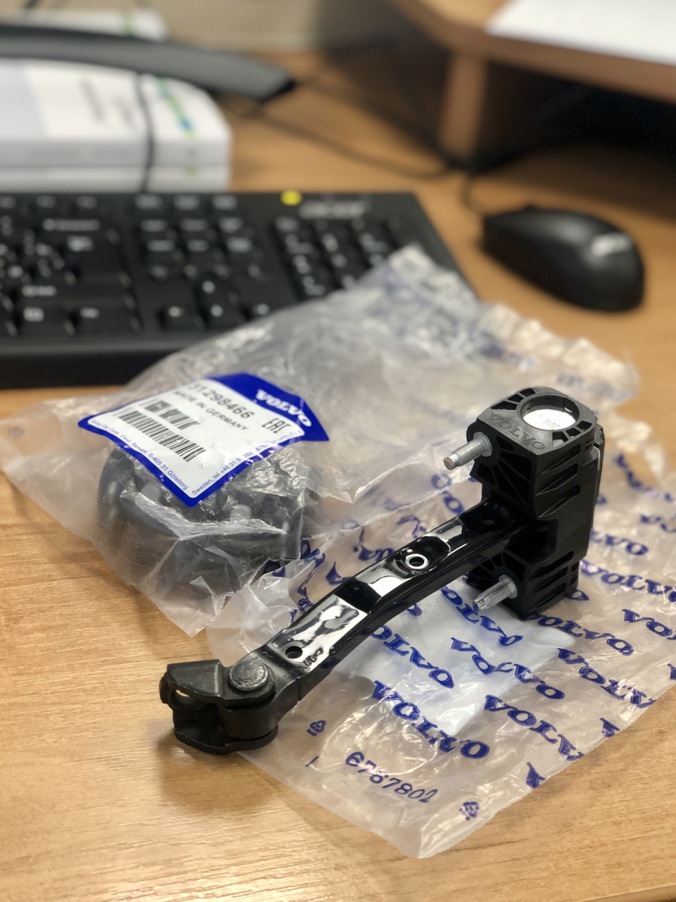 31298466 Ограничитель двери Volvo | Запчасти на DRIVE2