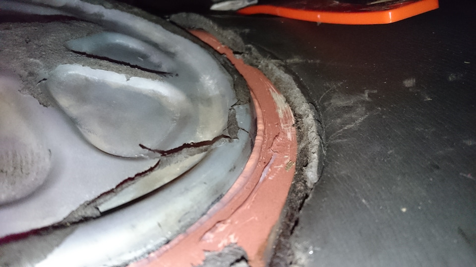 №08 /Сильный запах в салоне! Или хорошо, что никто не закурил ...