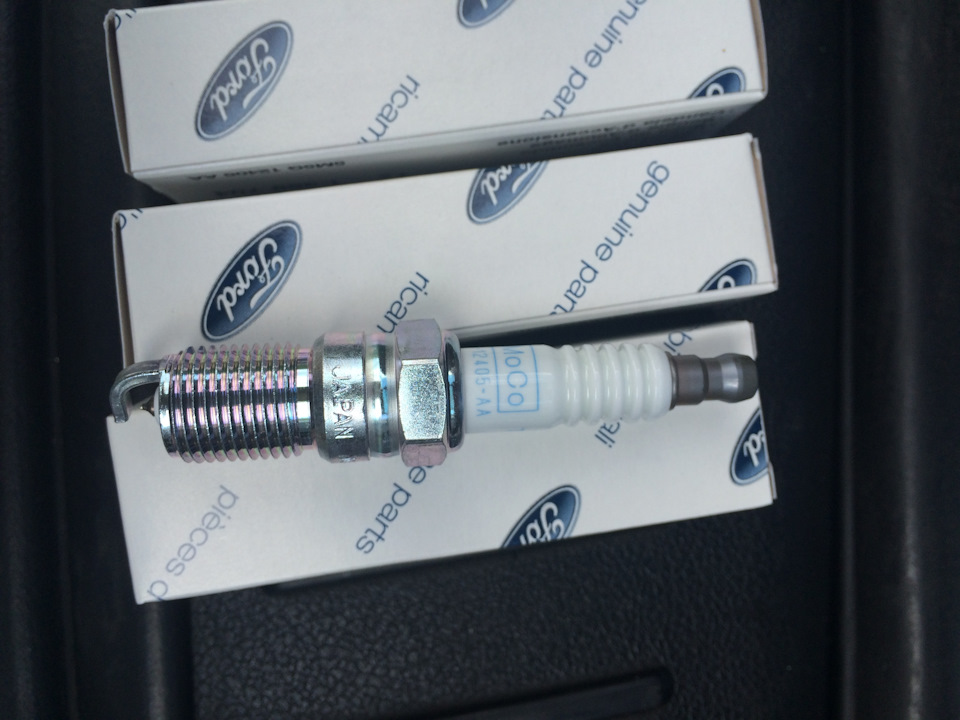 Замена свечей — Ford Focus Hatchback II, 1,8 л, 2006 года | своими ...