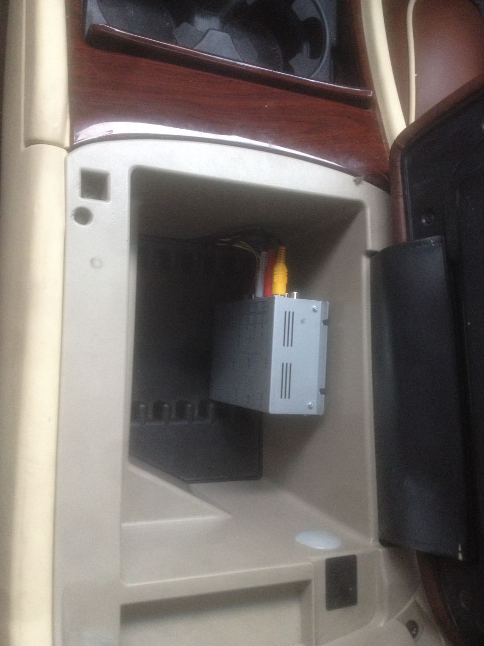 Установка всеядного KCE 635UB в добавок к Alpine iva-w202 — Cadillac ...