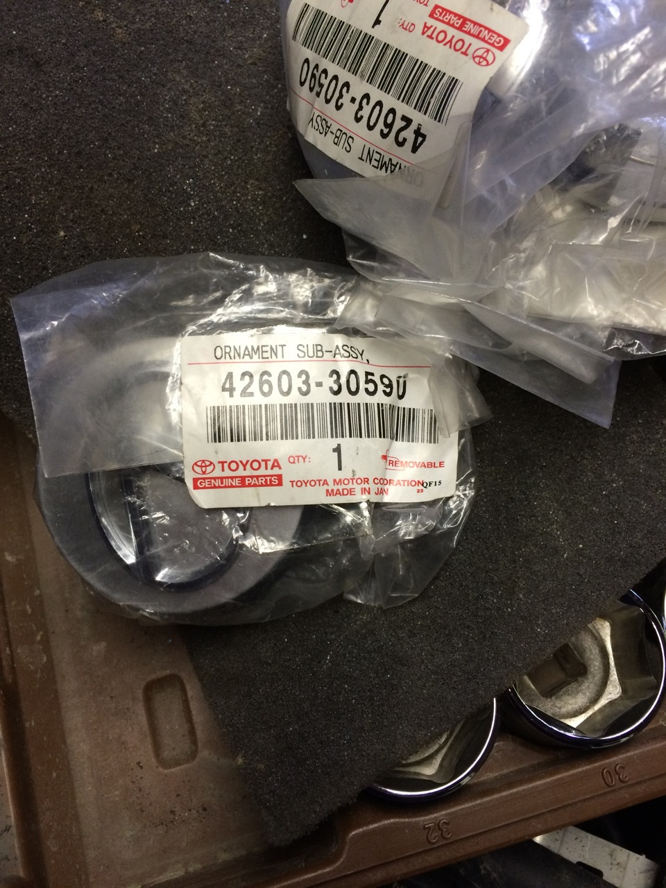 Колпачки центрального отверстия на оригинальные диски — Lexus IS II, 2 ...