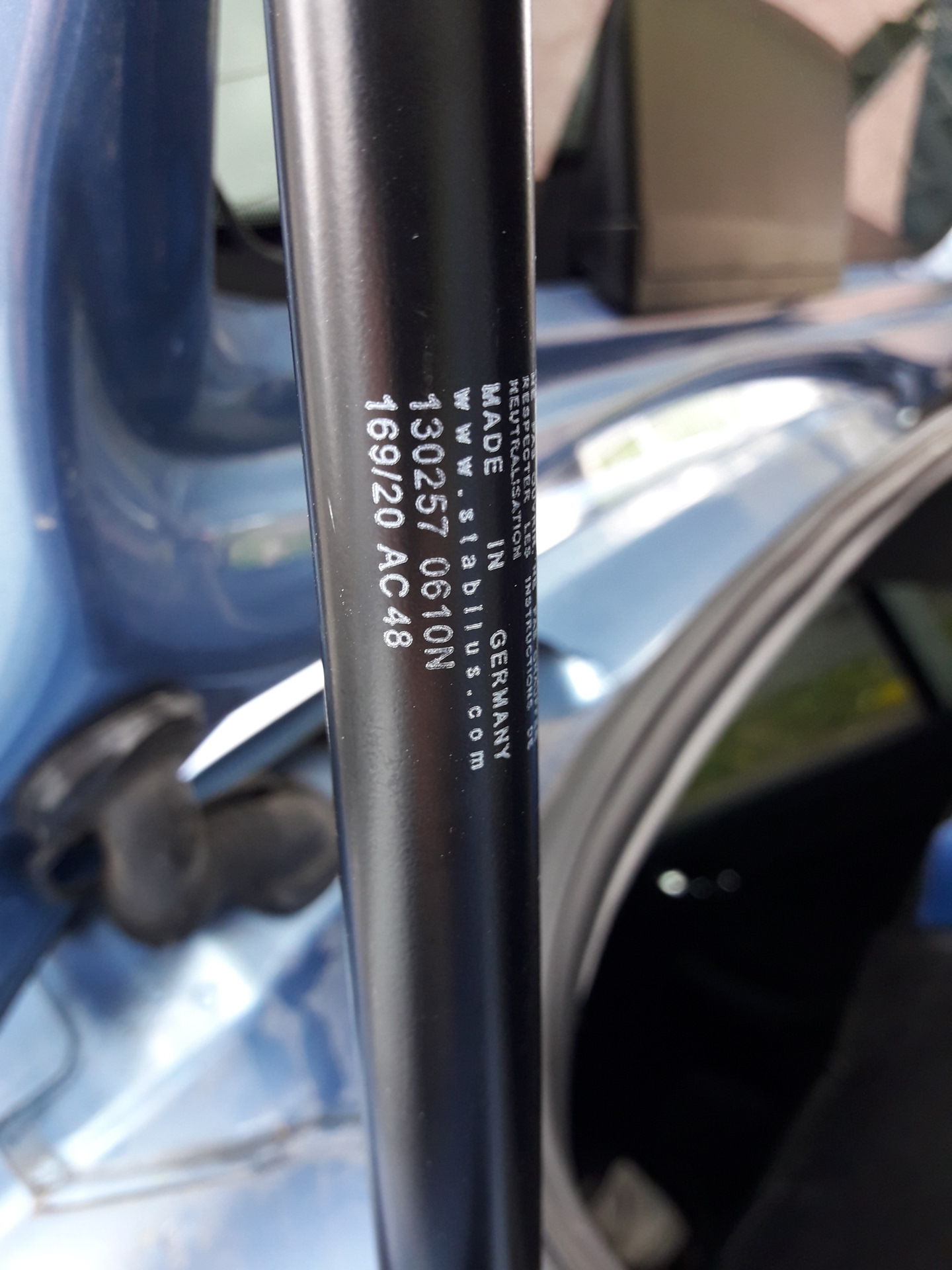 Газовые упоры крышки багажника Stabilus — Skoda Rapid (1G), 1,6 л, 2014 ...
