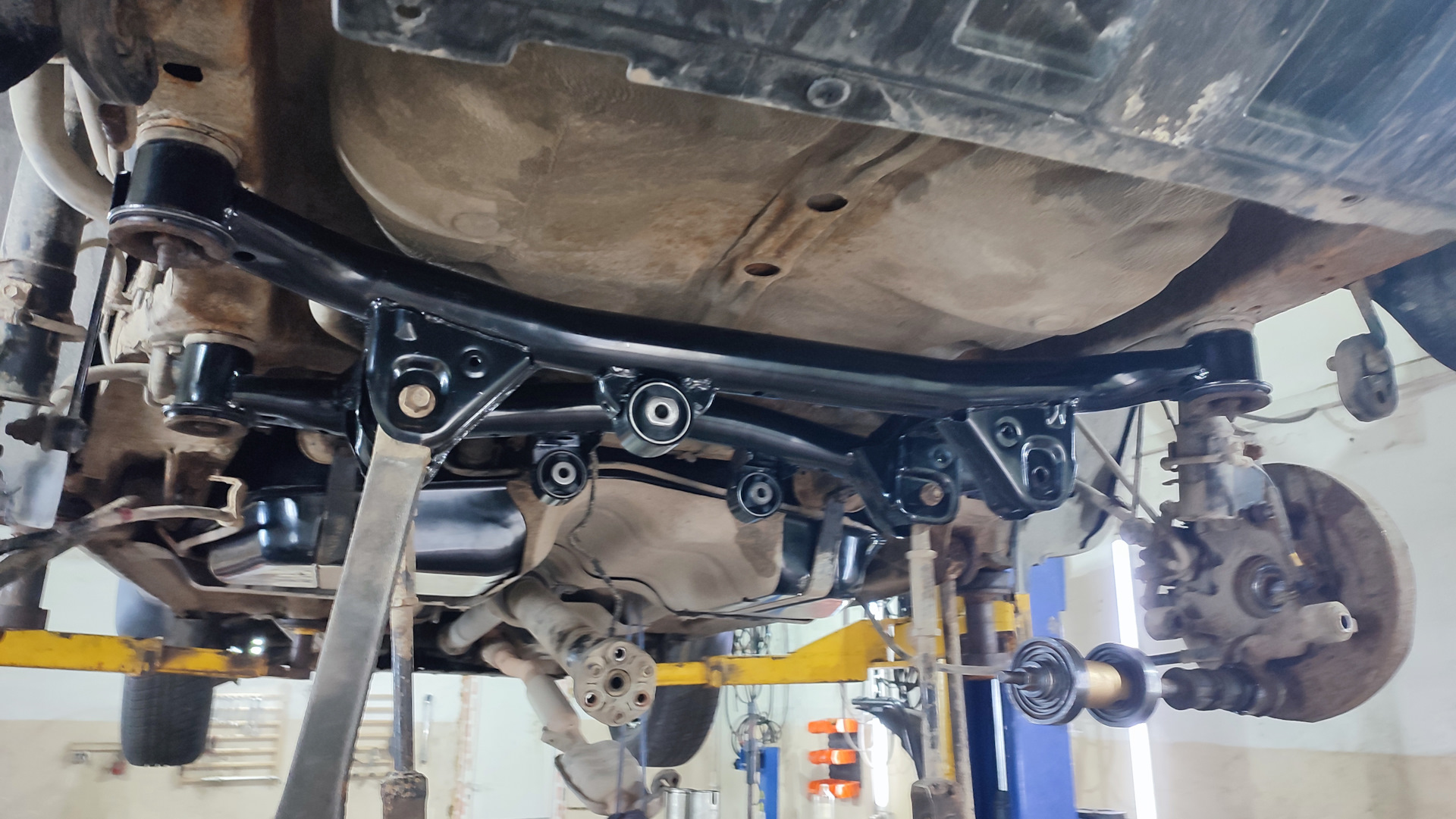 Задний подрамник и топливный бак — Hyundai Tucson (JM), 2,7 л, 2005 ...