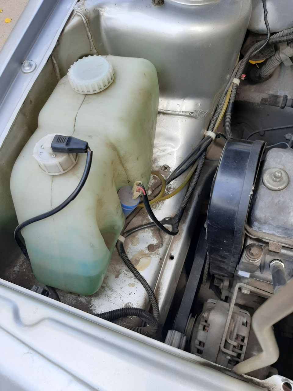 Омывательный бачок и вопрос к вам — Lada 2115, 1,5 л, 2004 года | мойка ...