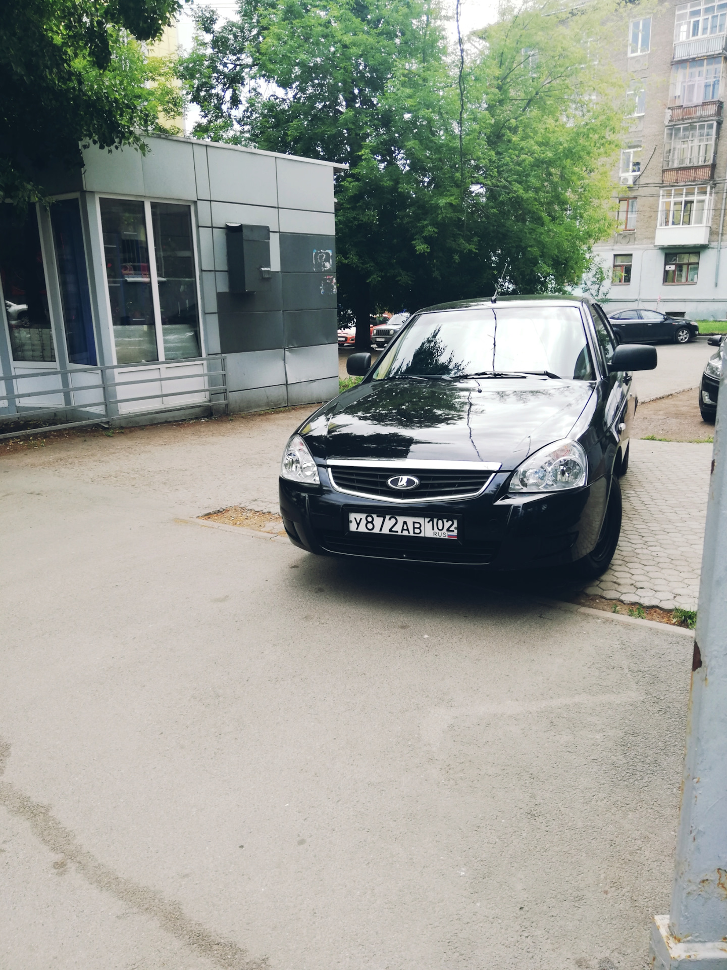 Тонировка, чёрные штампы, широкие рамки — Lada Приора седан, 1,6 л ...