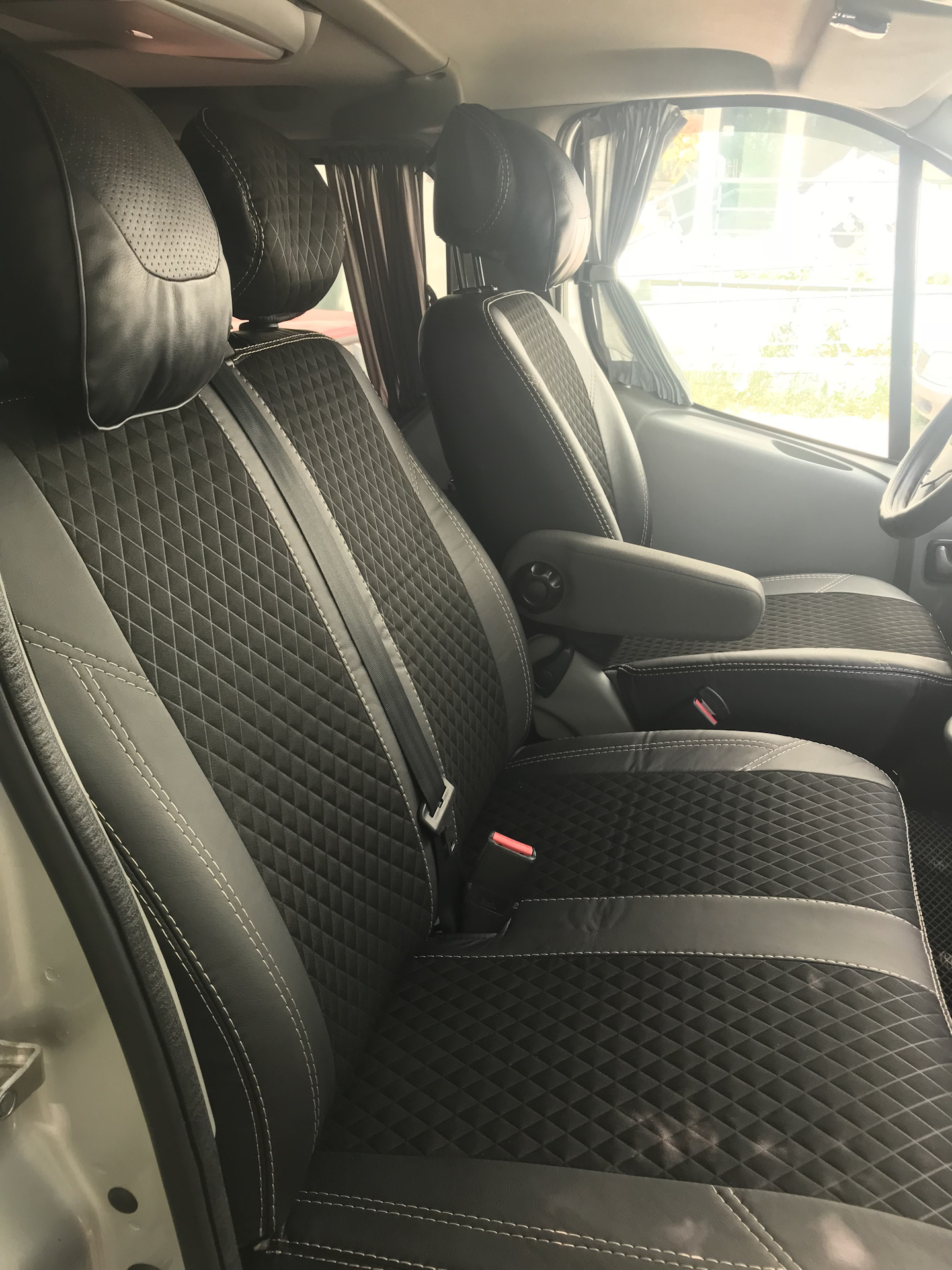 Чехлы перед Рено трафик — Renault Trafic (2G), 2 л., 2012 года ...