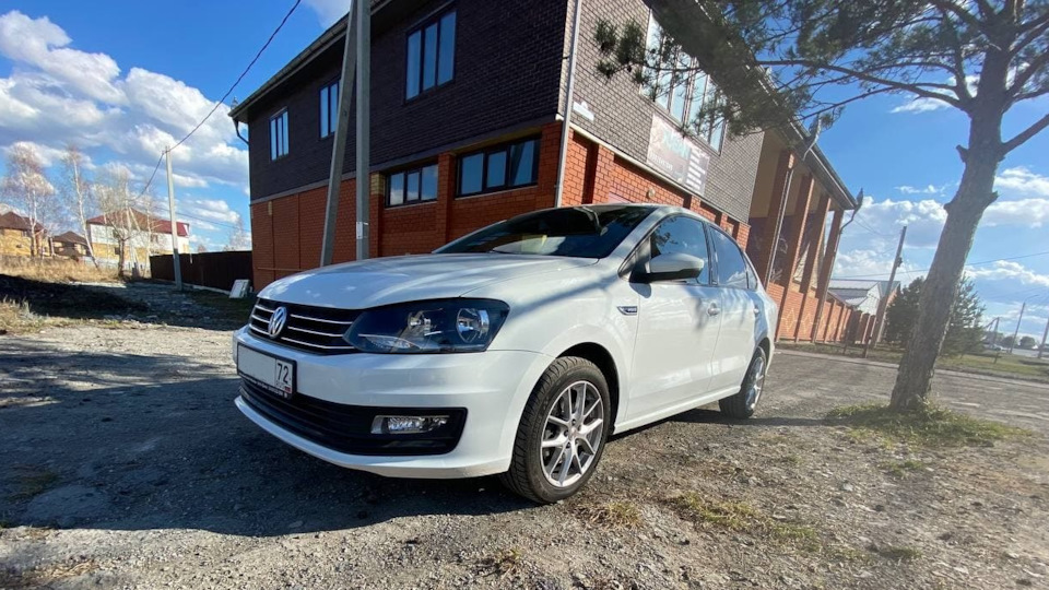 Volkswagen Polo Sedan 1.6 бензиновый 2016 | White на DRIVE2