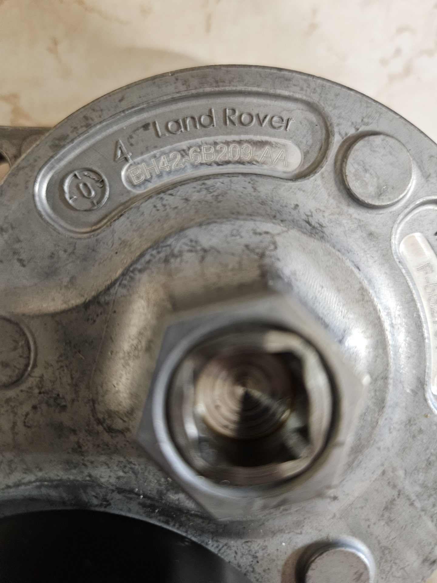 Замена роликов генератора — Land Rover Range Rover (4G), 4,4 л, 2014 ...