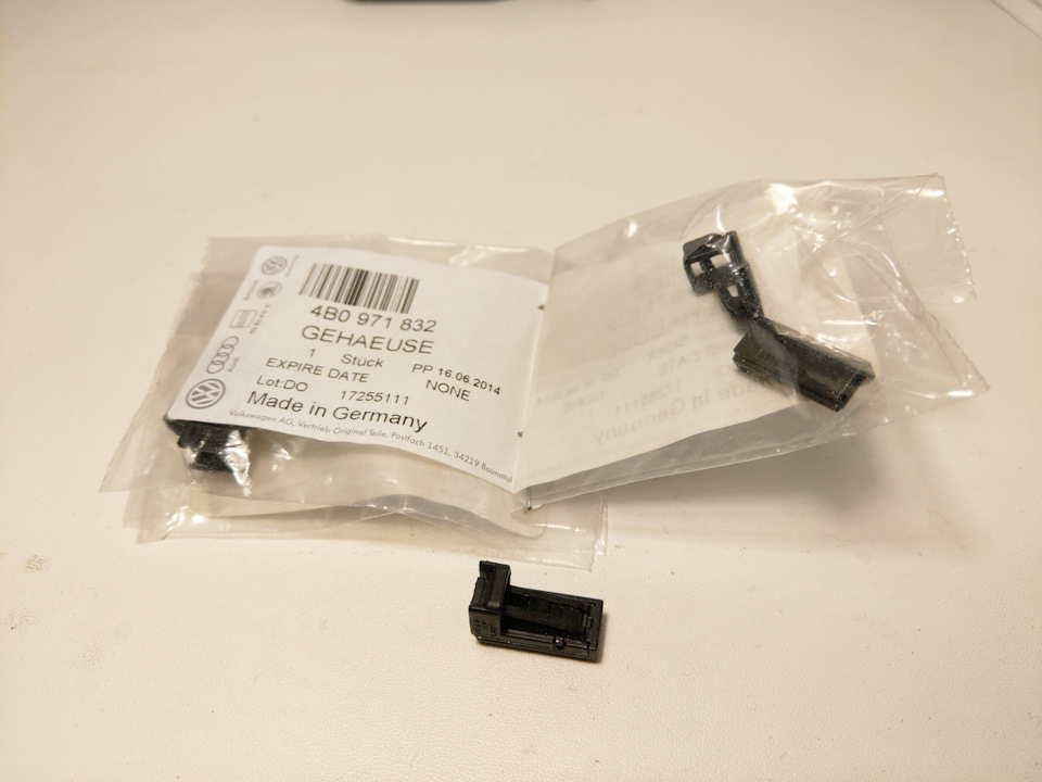 4B0971832 Корпус плоского разъёма с фиксатором контактов ( Состоит из ...