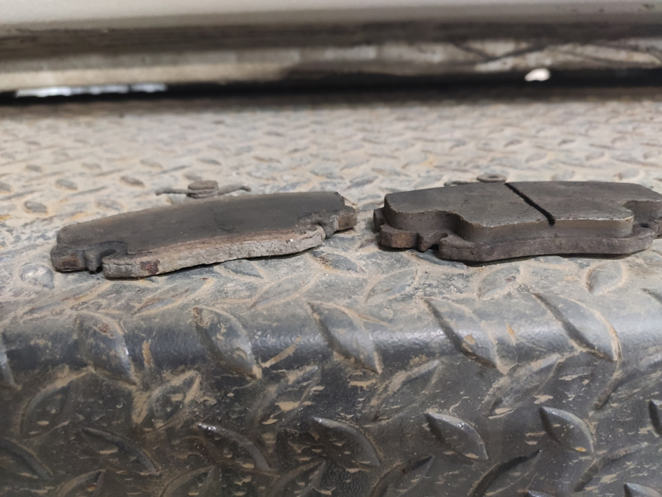 Первая замена колодок — Renault Logan (1G), 1,6 л, 2012 года | запчасти ...
