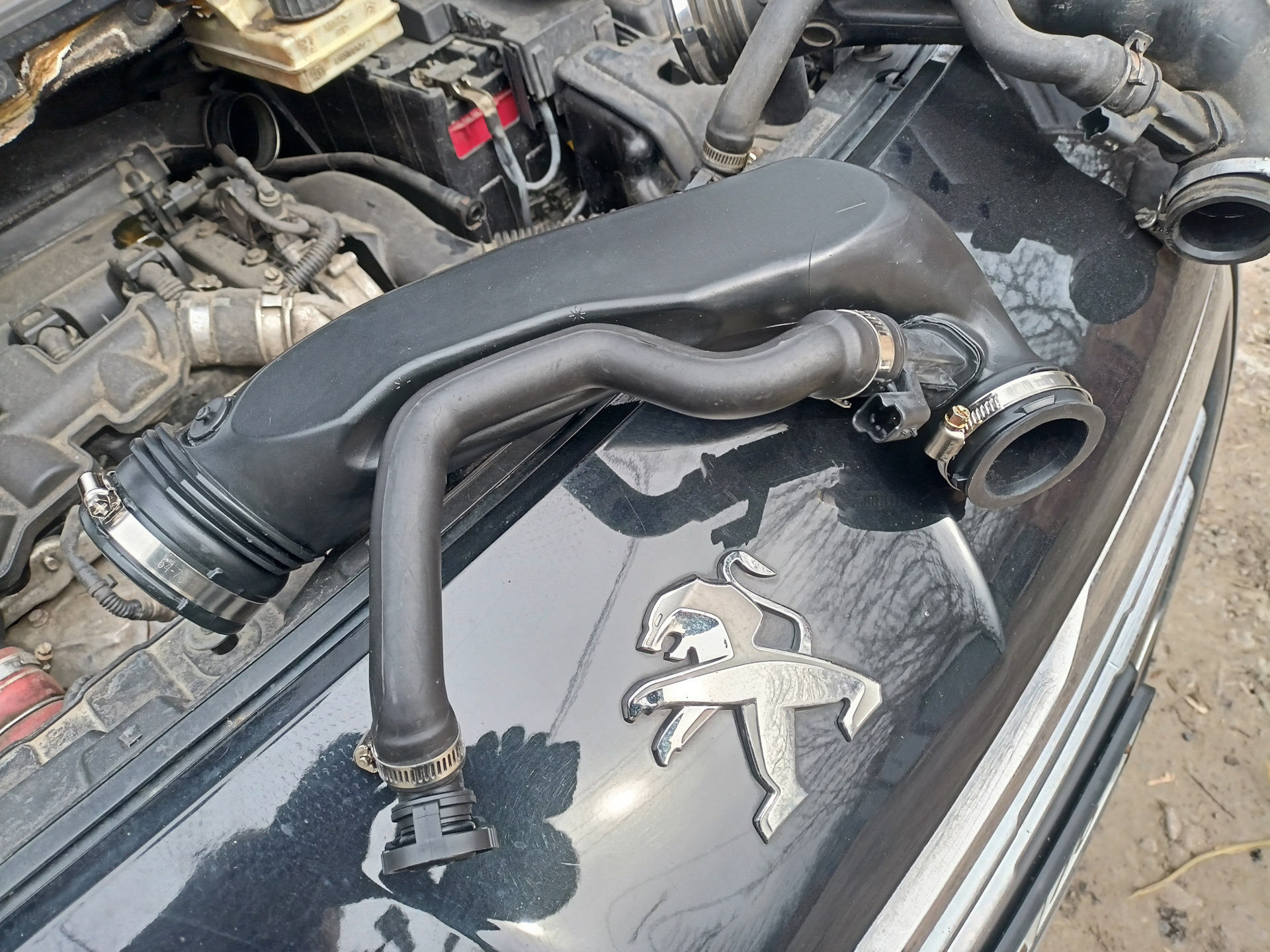 Замена впускного патрубка турбины — Peugeot 3008 (1G), 1,6 л, 2014 года ...
