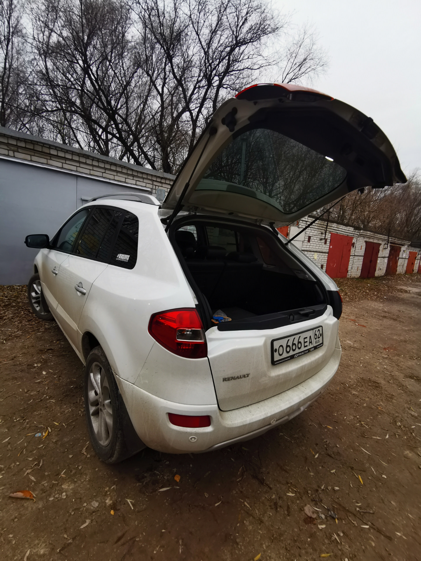 Новые амортизаторы крышки багажника Koleos — Renault Koleos (1G), 2,5 л ...