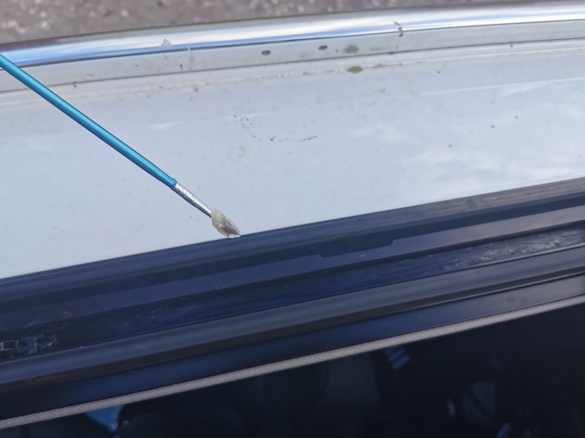 25. Чистка и смазка панорамного остекления крыши. — Audi Q5 (1G), 2 л ...