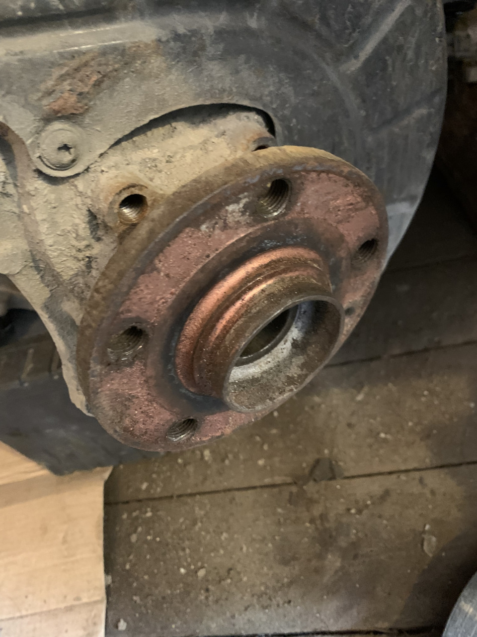 Передний подшипник — Volkswagen Passat B6, 2 л, 2007 года | своими ...