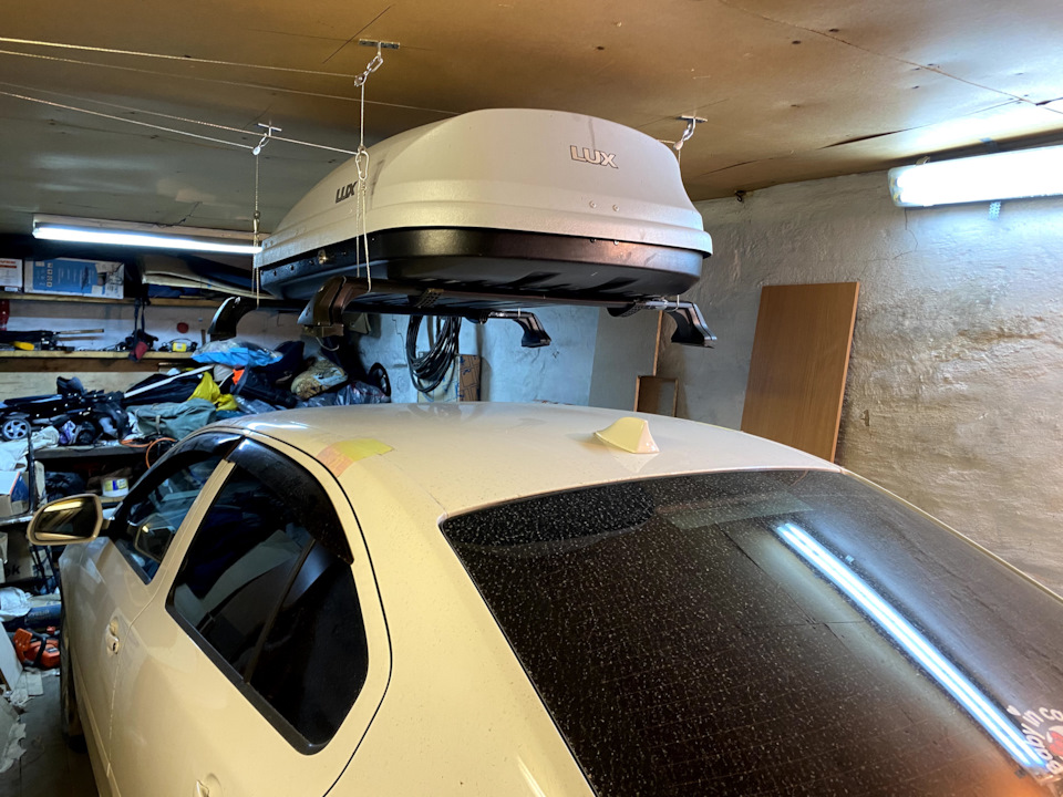 Крепление бокса на потолок гаража — Skoda Octavia A5 Mk2, 1,6 л, 2013 ...