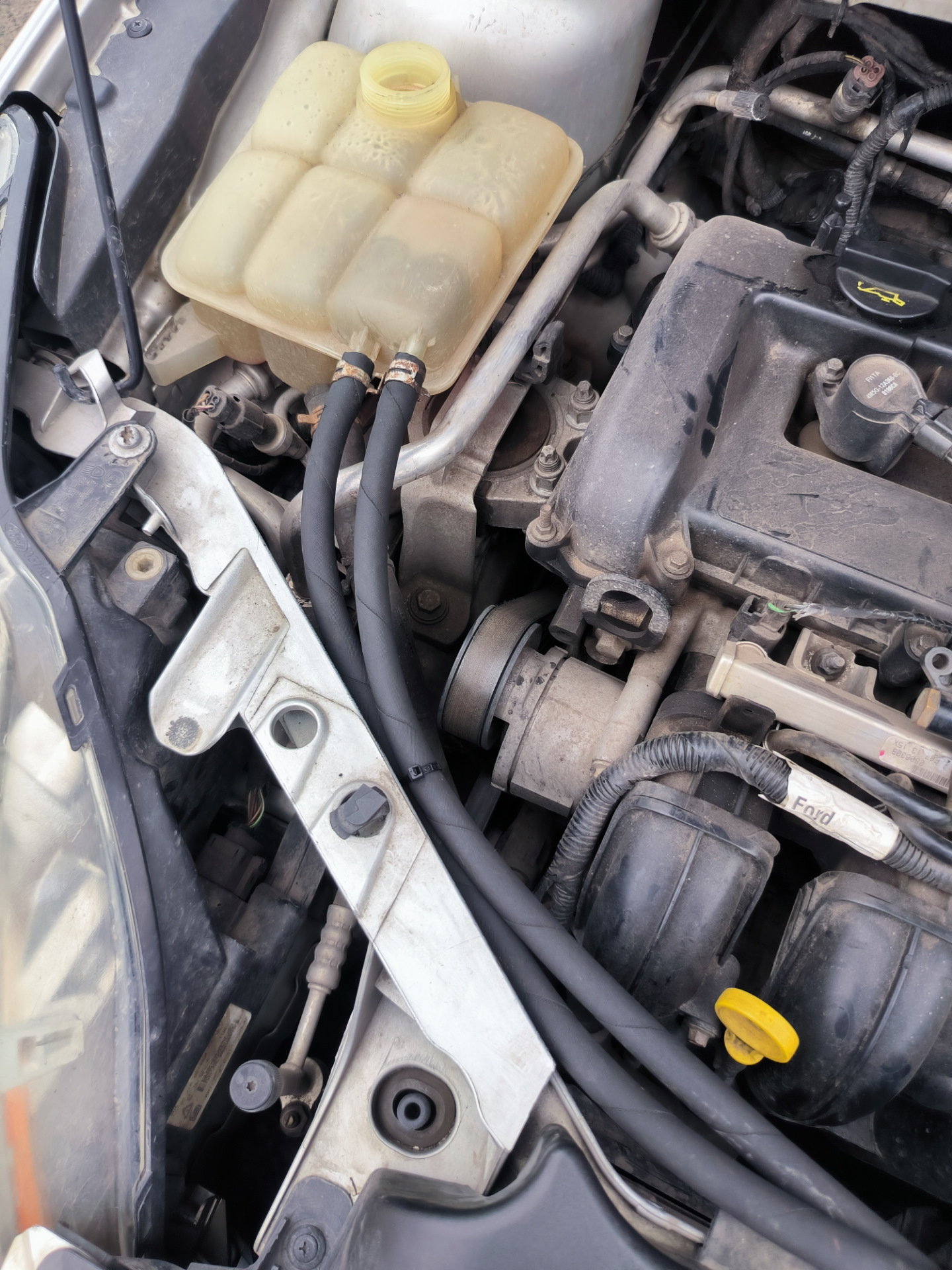 Замена трубок расширительного бачка. Двигатель 2.0 — Ford Focus Wagon ...