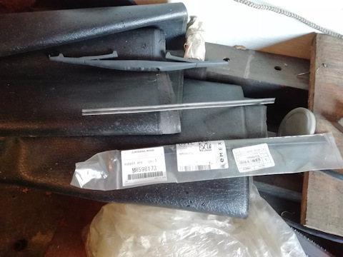 MR598173 РЕЗИНКА ЩЕТКИ RR ДВОРНИКА 305MM CW6W Mitsubishi | Запчасти на ...