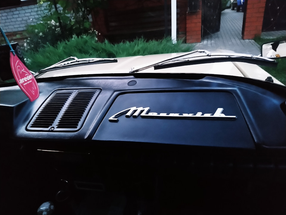 Экспортный шильдик на крышку бардачка — Москвич 412, 1,5 л, 1988 года ...