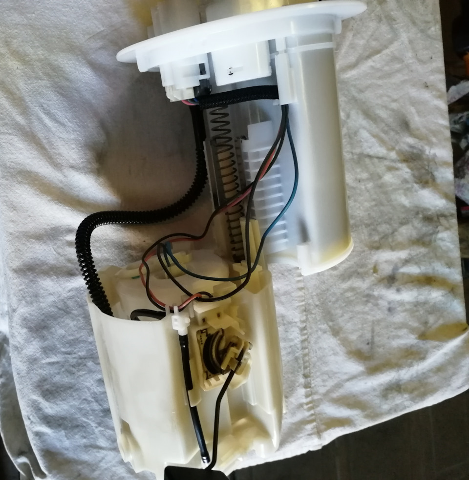 31. Замена топливного фильтра — Toyota Verso, 1,8 л, 2011 года ...