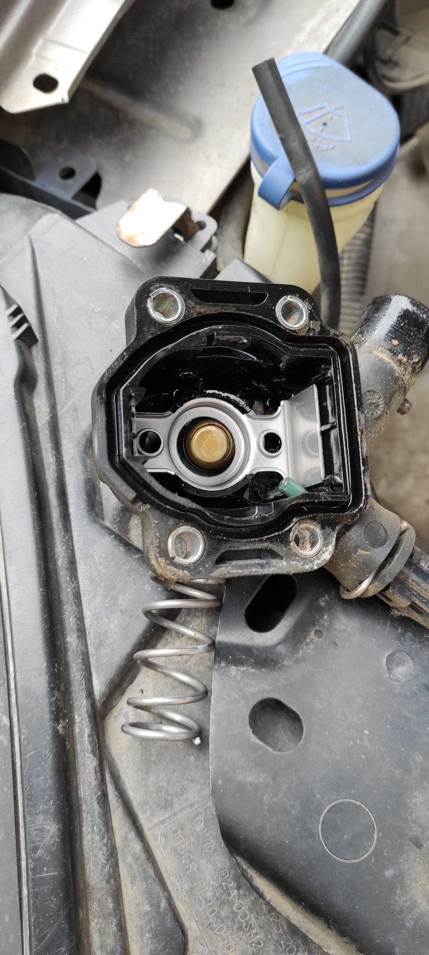 Замена термостата b6324s — Volvo XC90 (1G), 3,2 л, 2008 года | своими ...