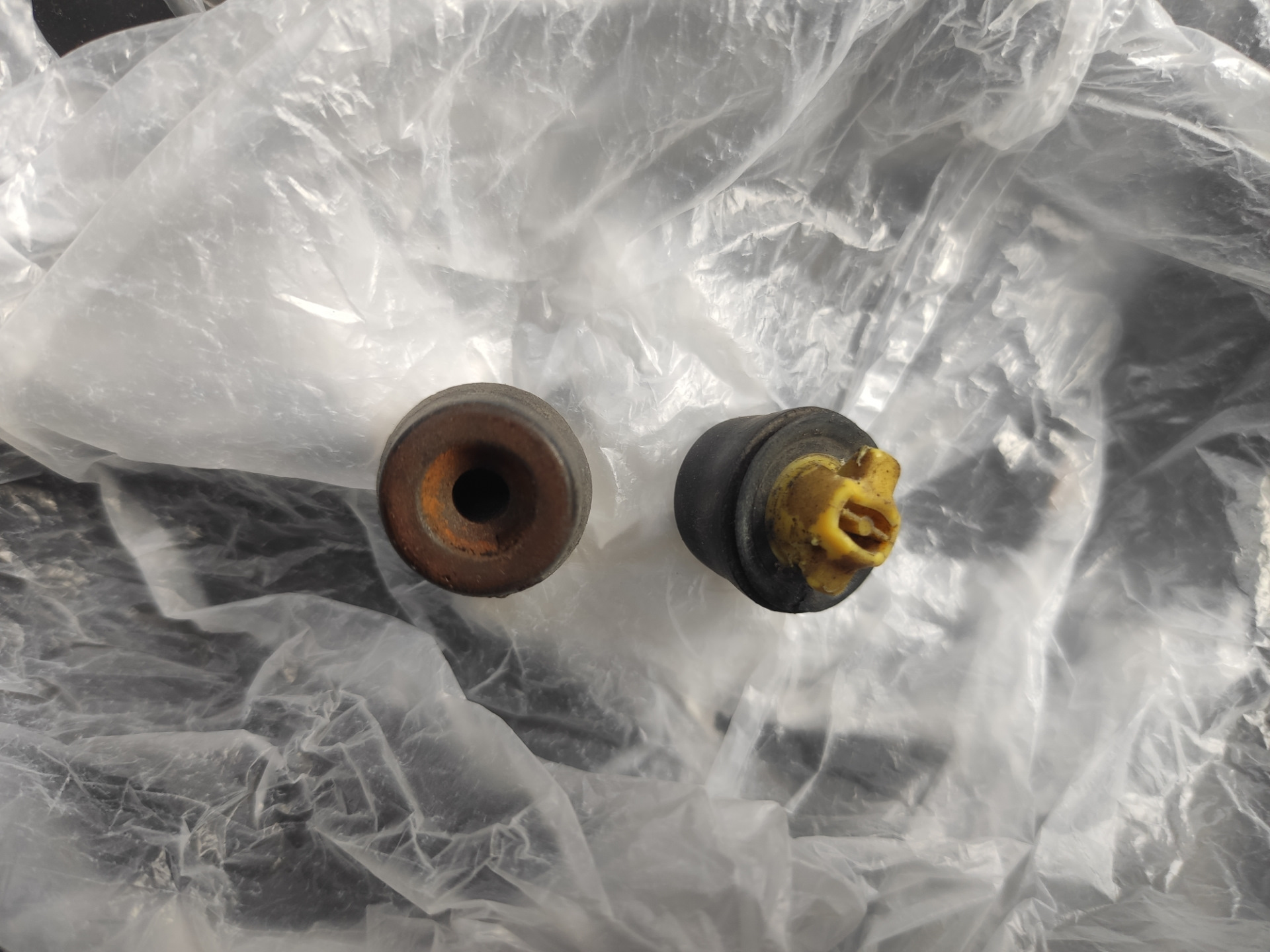 Замена резиновых демпферов дверей — Toyota Corolla (140/150), 1,6 л ...