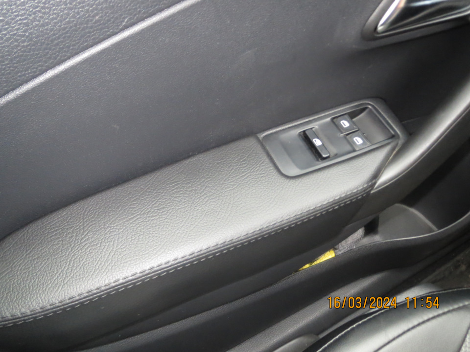 Мягкие накладки на подлокотники передних дверей — Volkswagen Polo Sedan ...