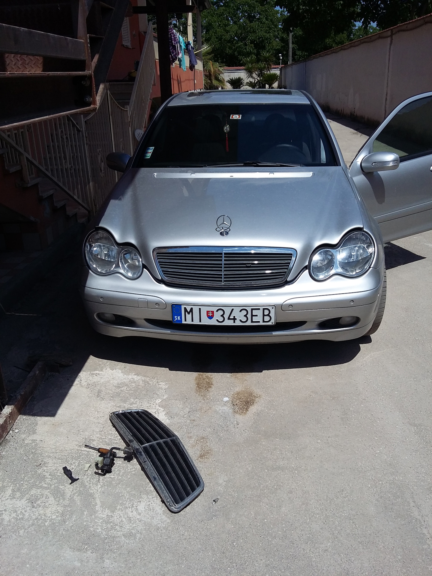 Замена решетки на Авангард — Mercedes Benz C Class W203 2 2 л 2002