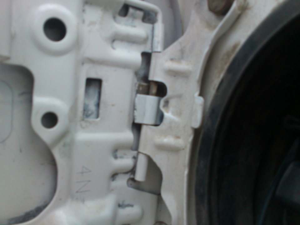 Пружина лючка бензобака. — Toyota Camry (XV40), 2,4 л, 2009 года ...