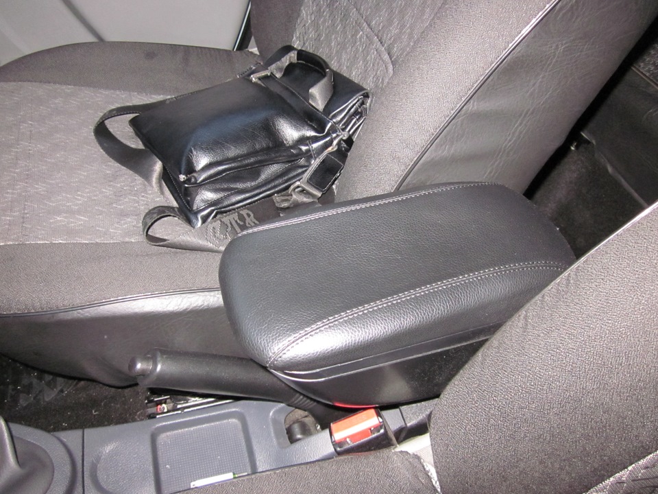 Поставил подлокотник — Renault Logan (1G), 1,4 л, 2007 года ...