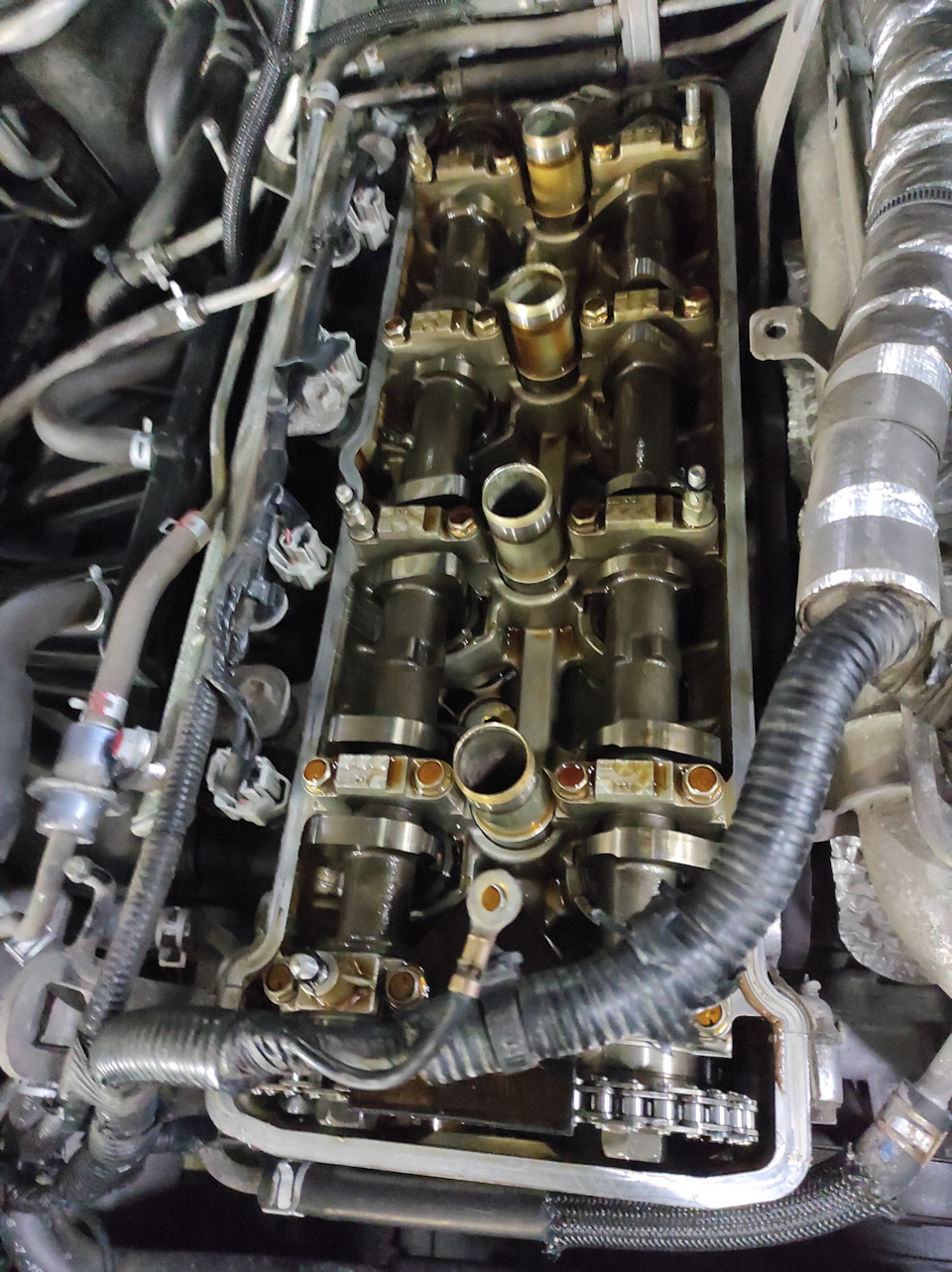 Замена прокладки клапанной крышки — Suzuki Grand Vitara (2G), 2 л, 2012 ...