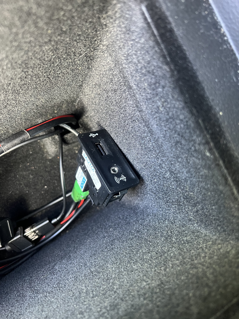 38. Connection For Usb And Aux-In for Discover media — Volkswagen ...