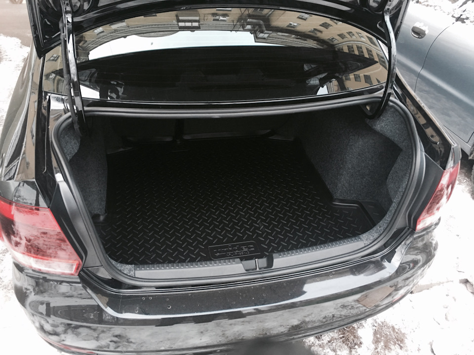 Коврик в багажник. — Volkswagen Polo Sedan, 1,6 л, 2017 года ...