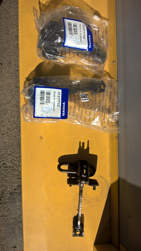 31217752 Ограничитель двери Volvo | Запчасти на DRIVE2