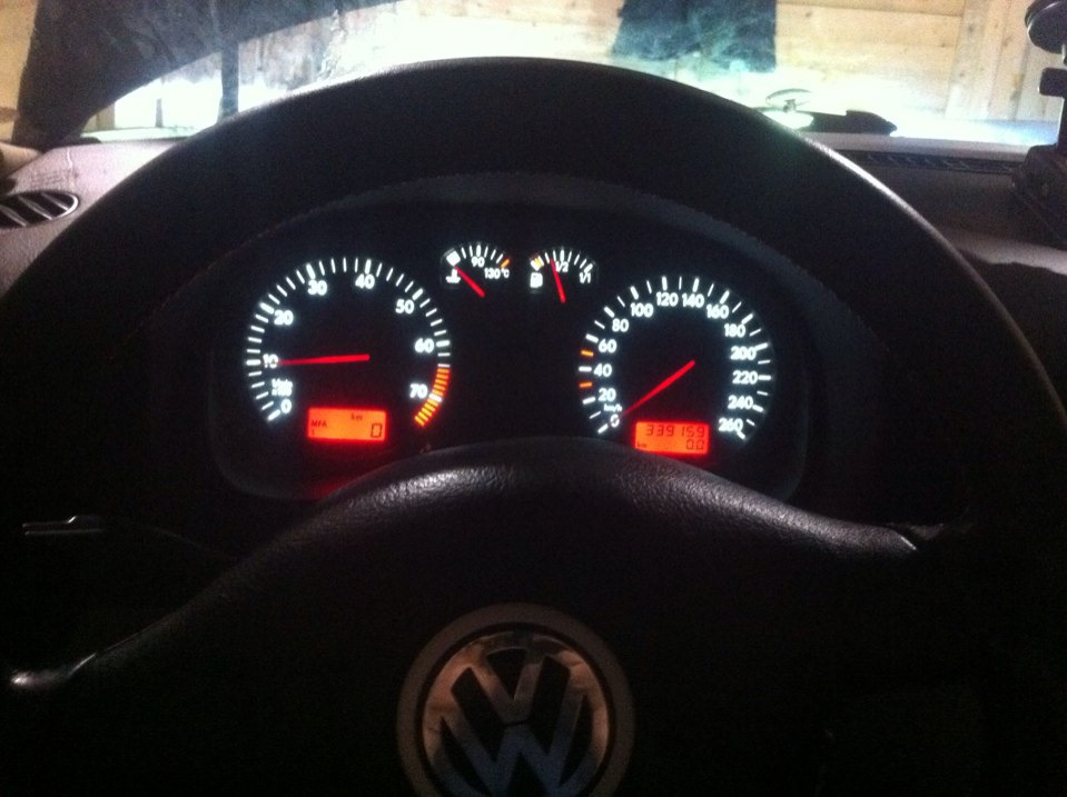 Пересвет приборной панели — Volkswagen Golf Mk4, 1,8 л, 1999 года ...