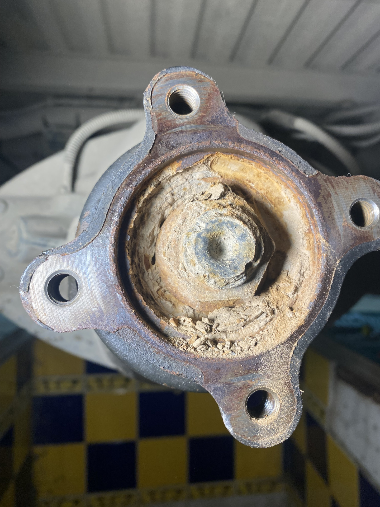 Сальник заднего редуктора — Volkswagen Amarok, 2 л, 2016 года | своими ...