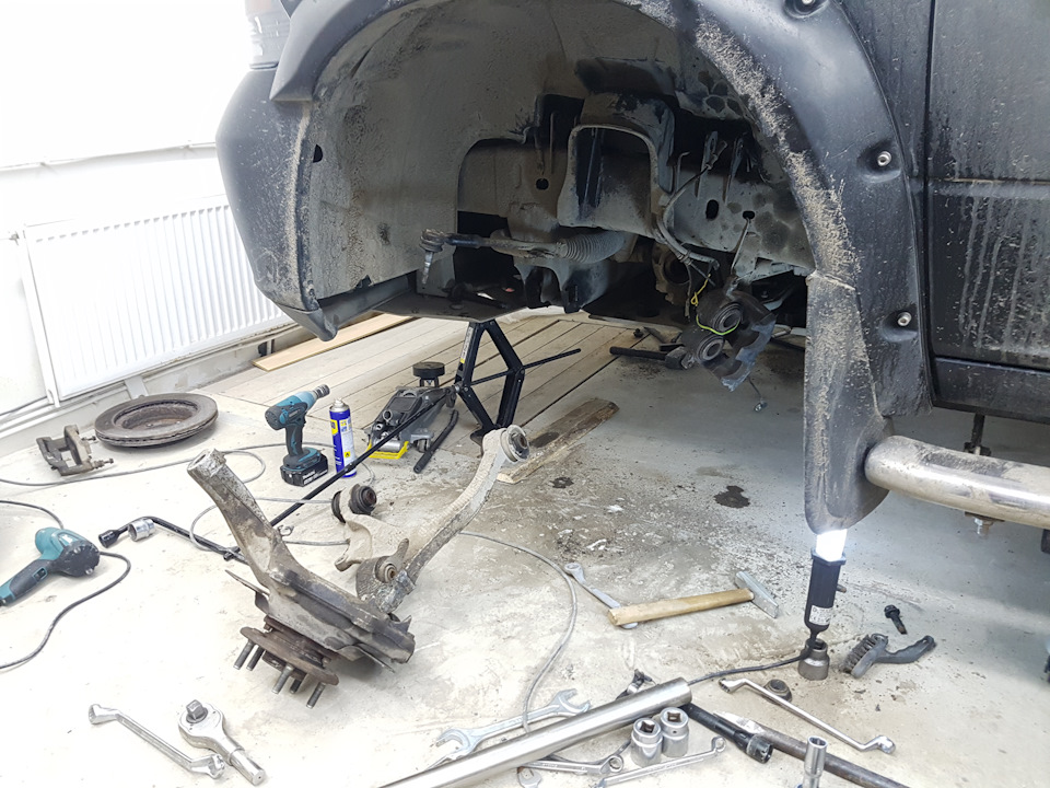 Замена верхних рычагов, шаровых опор нижних рычагов, втулок ...